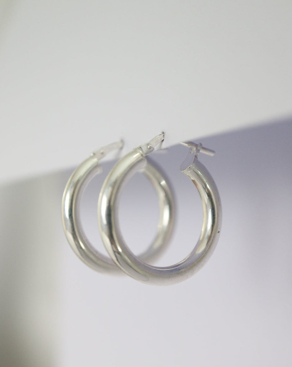 Hoop earrings make for the perfect everyday earring. Easy wearing, easy to clean. – Collective & Co.